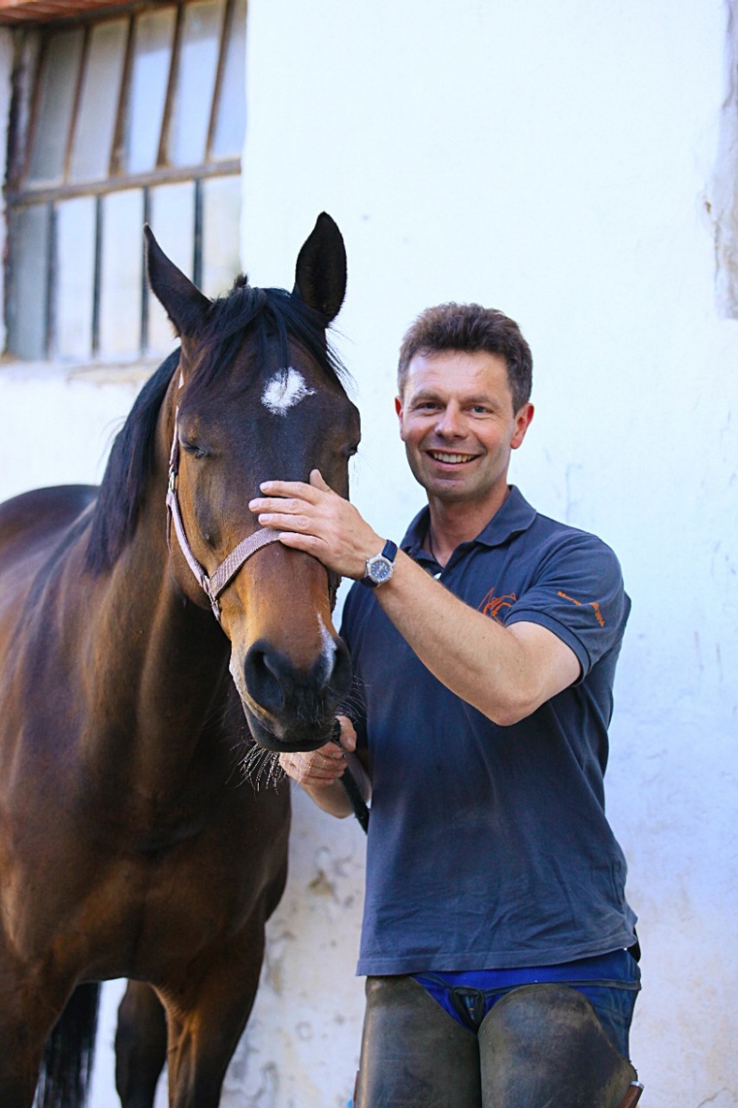 Dem Hufschmied über die Schulter schauen: Neues Praxis-Buch „Der Kleine ...