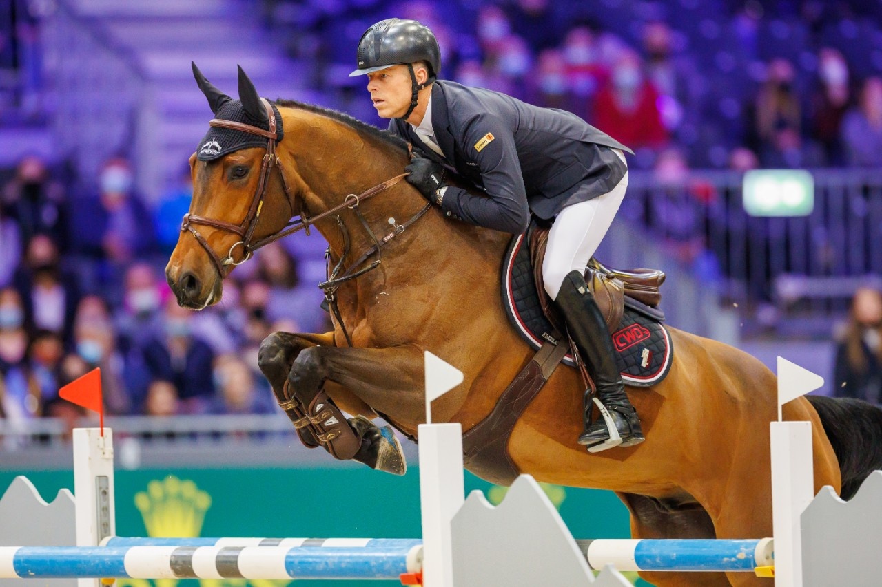 Indoor-Brabant: Max Kühner gewinnt Hauptspringen am Samstag, verpatzter ...