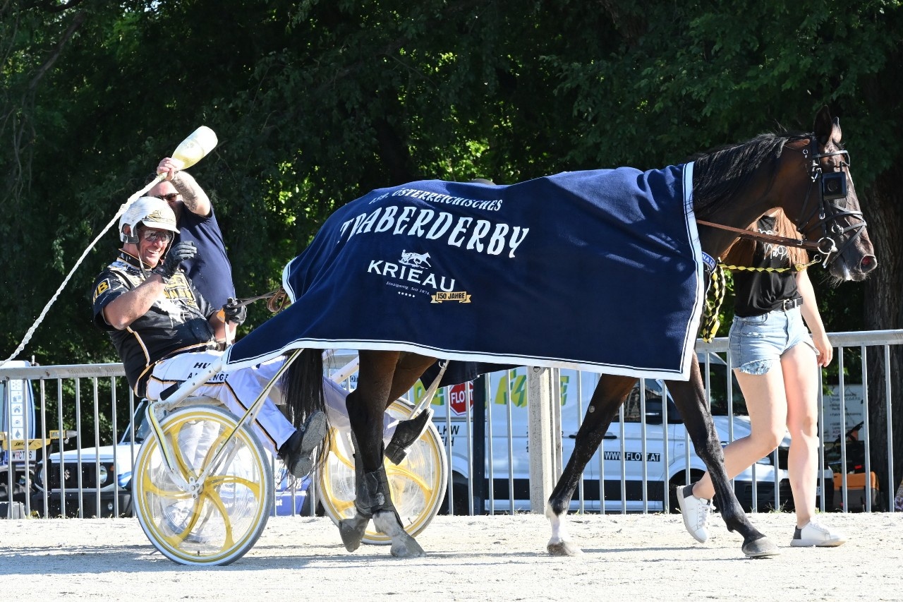 Krieau: Hubert Brandstätter lächelt mit Mona Lisa am Siegerfoto