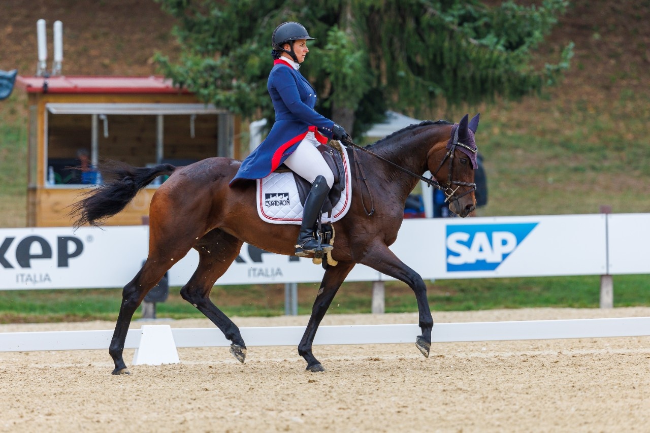 Vielseitigkeits-WM Pratoni: Briten übernehmen die Führung, Katrin ...